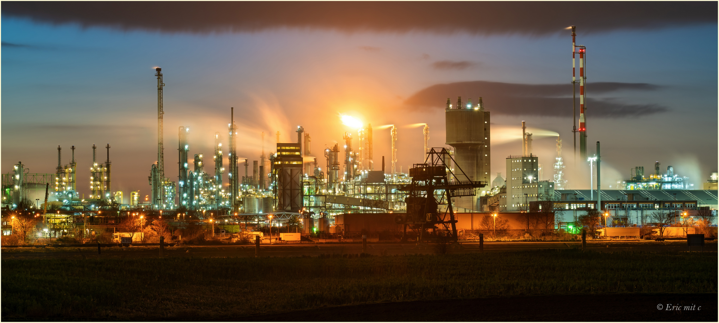 BASF Ludwigshafen III - Die Fackel im Sturm Foto & Bild | industrie und ...