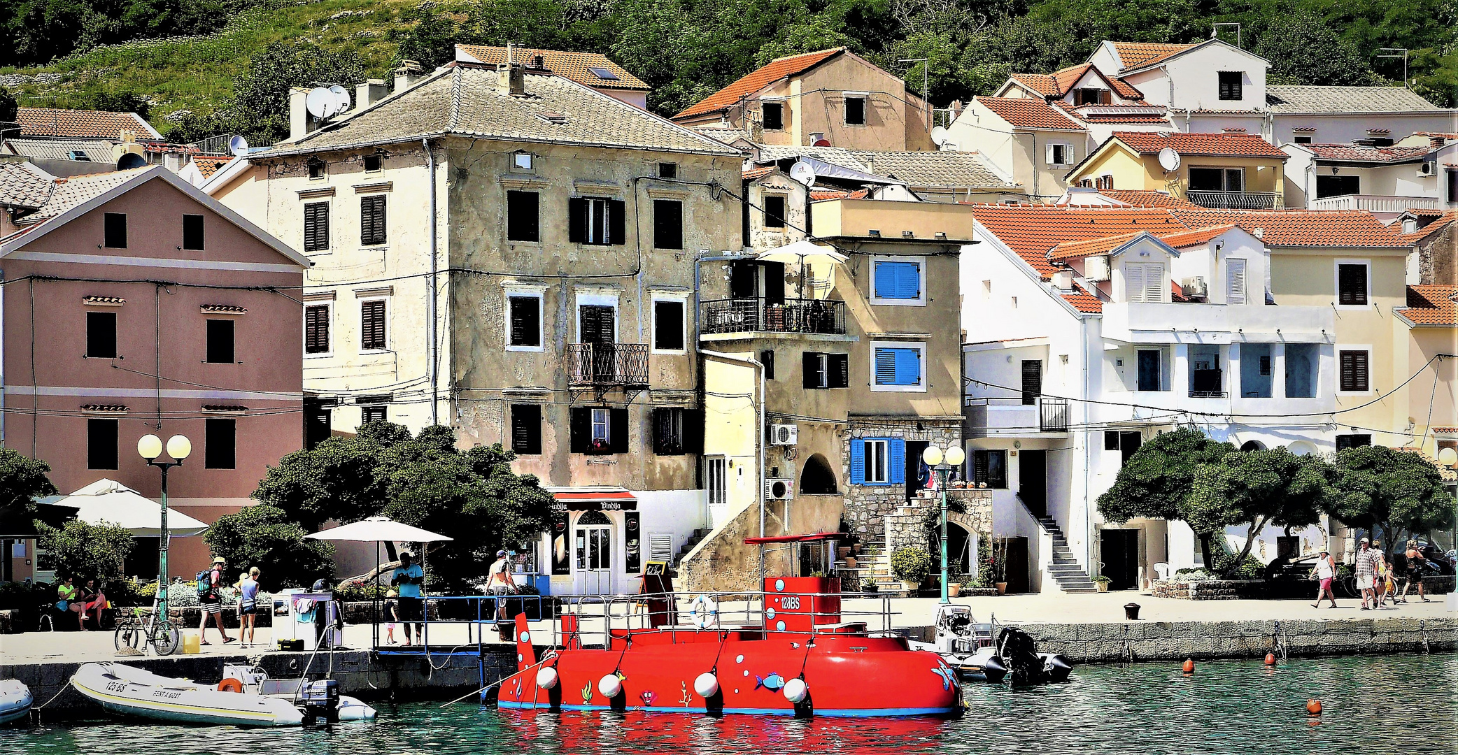 Baska - Blick auf die Uferpromenade und die alte Stadt Foto & Bild ...