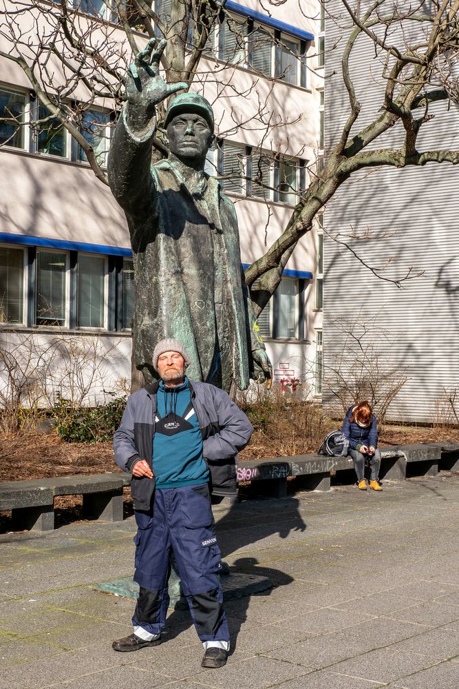 Bauarbeiter-Skulptur mit Goldfinger Foto & Bild | streetfotografie mit menschen, kunstfotografie ...