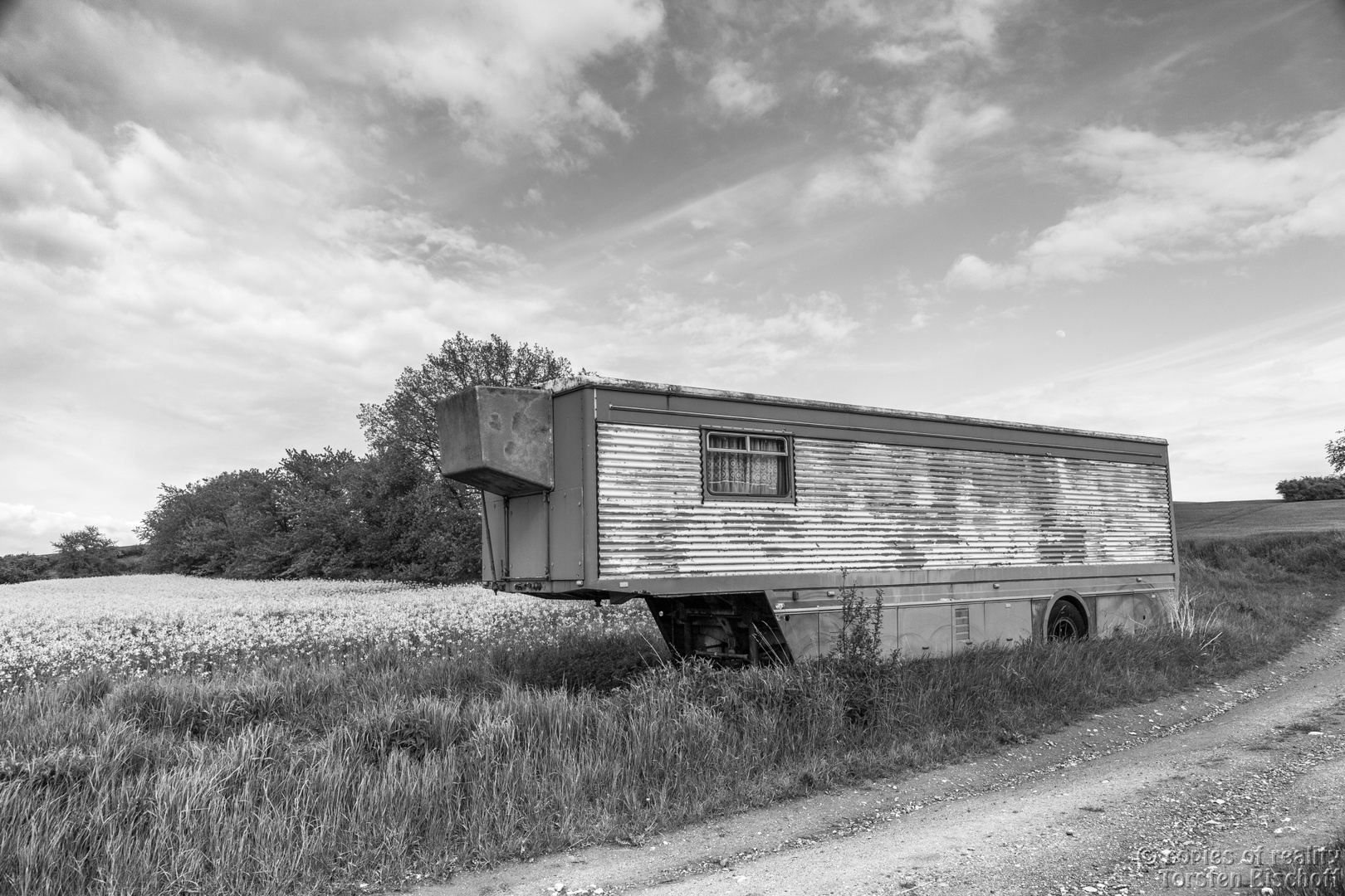 Bauwagen in blühender Landschaft Foto & Bild | art, alt, sw Bilder auf ...