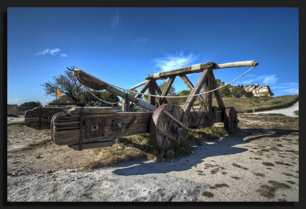 Baux de Provence..eines der Katapulte Foto & Bild | europe, france ...
