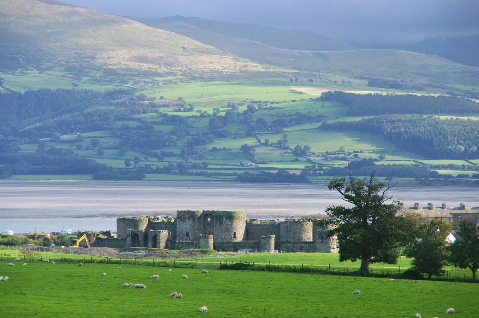 Beaumaris Castle auf der Insel Anglesey (Walisisch Ynys Môn) Foto ...