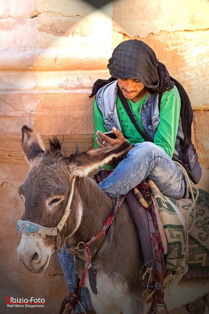 Beduine mit Smartphone - Petra, Jordanien Foto & Bild | menschen, asia ...