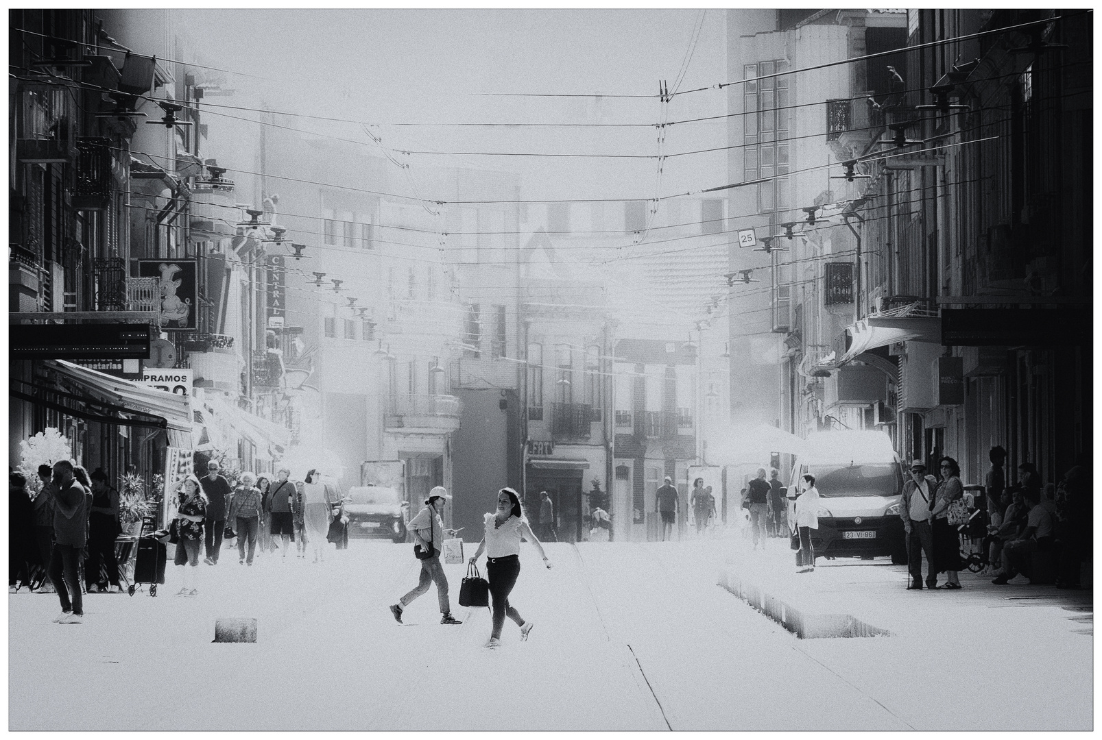 Begegnung am schwarzweißen Freitag Foto & Bild | streetfotografie mit menschen, projekte ...