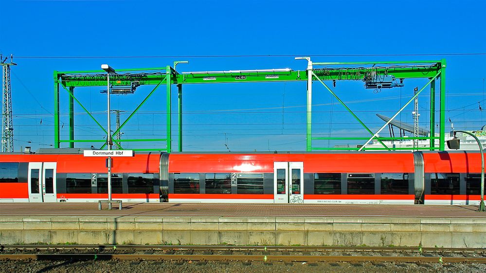 Begegnung der Farben: Roter Zug passiert grünes Tor! Foto & Bild ...