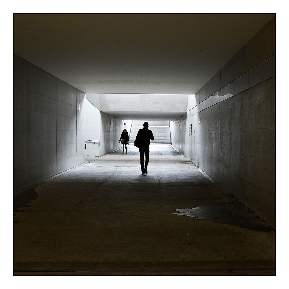 Begegnung in der Unterführung Foto & Bild | architektur, erwachsene menschen, streetfotografie ...
