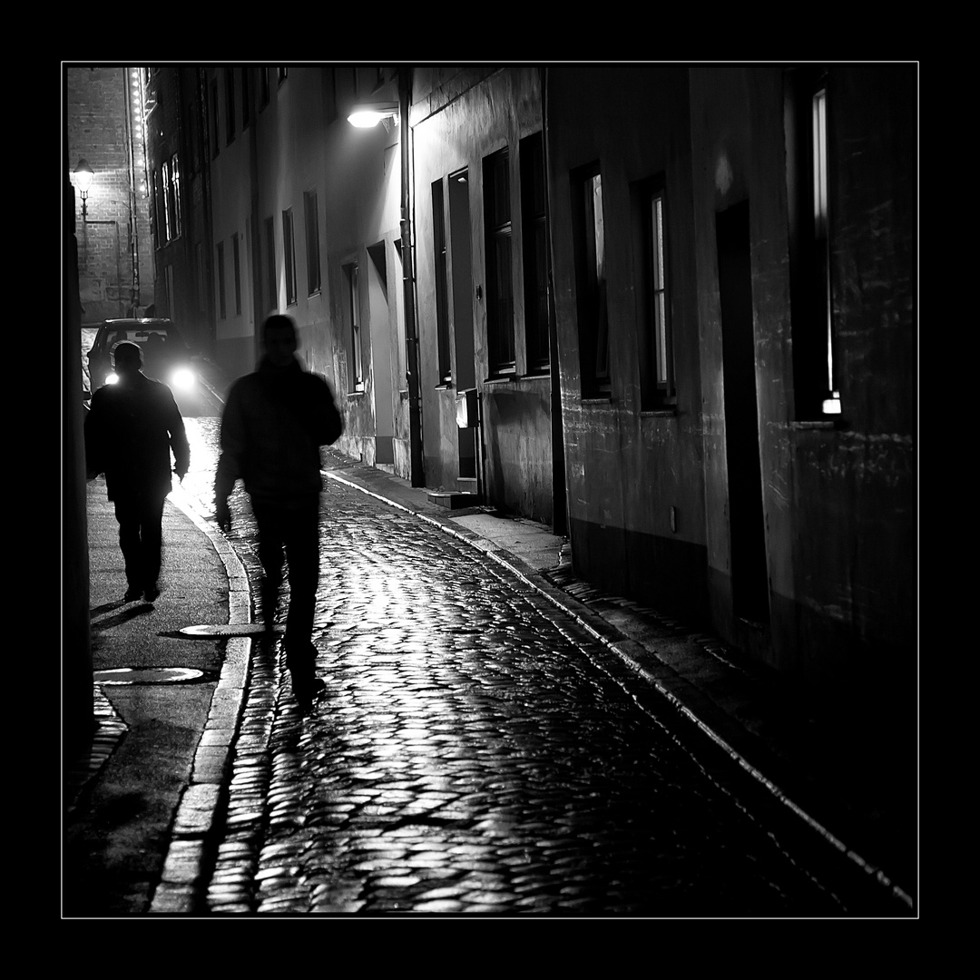 Begegnung in dunkler Gasse Foto & Bild | streetfotografie mit menschen, street photography ...