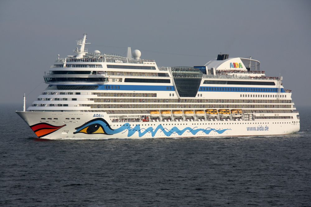 Begegnung mit der AIDAblu am 11.07.2012 auf der Ostsee Foto & Bild ...