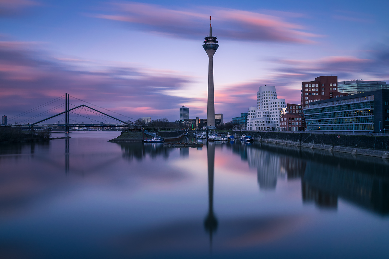 Beginn der blauen Stunde Foto & Bild | architektur, stadtlandschaft ...