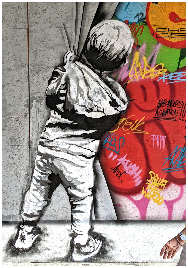 behind the curtain Foto & Bild | streetart, graffiti & tags, streetfotografie mit menschen ...