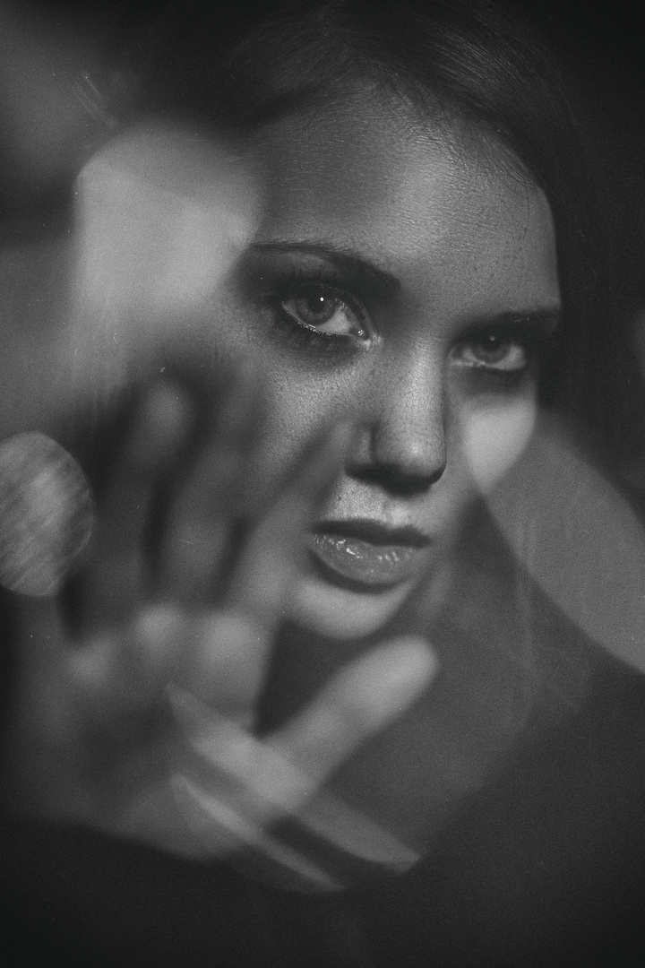 behind the window Foto & Bild | portrait, portrait frauen, indoor ...