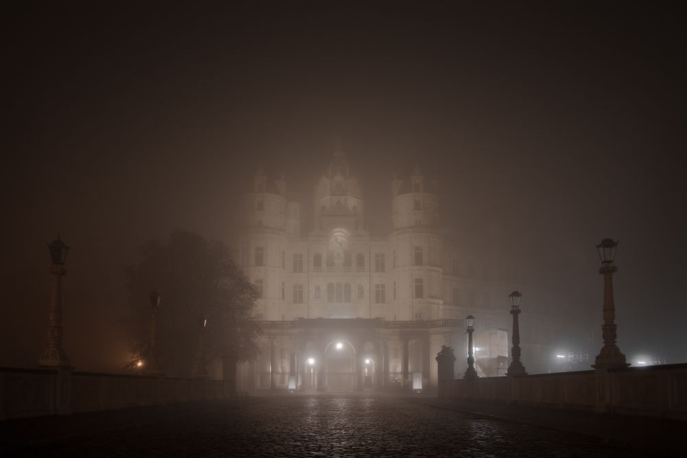 Bei Nacht und Nebel III Foto & Bild | architektur, stadtlandschaft ...
