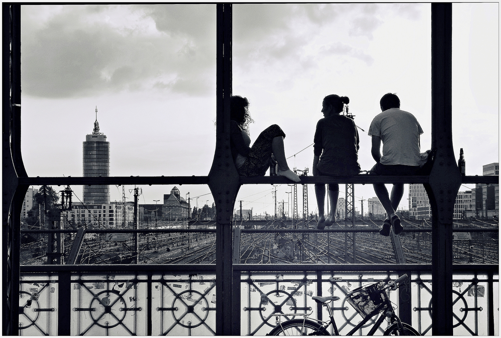 Beine baumeln lassen Foto & Bild | my choice, people, street Bilder auf ...