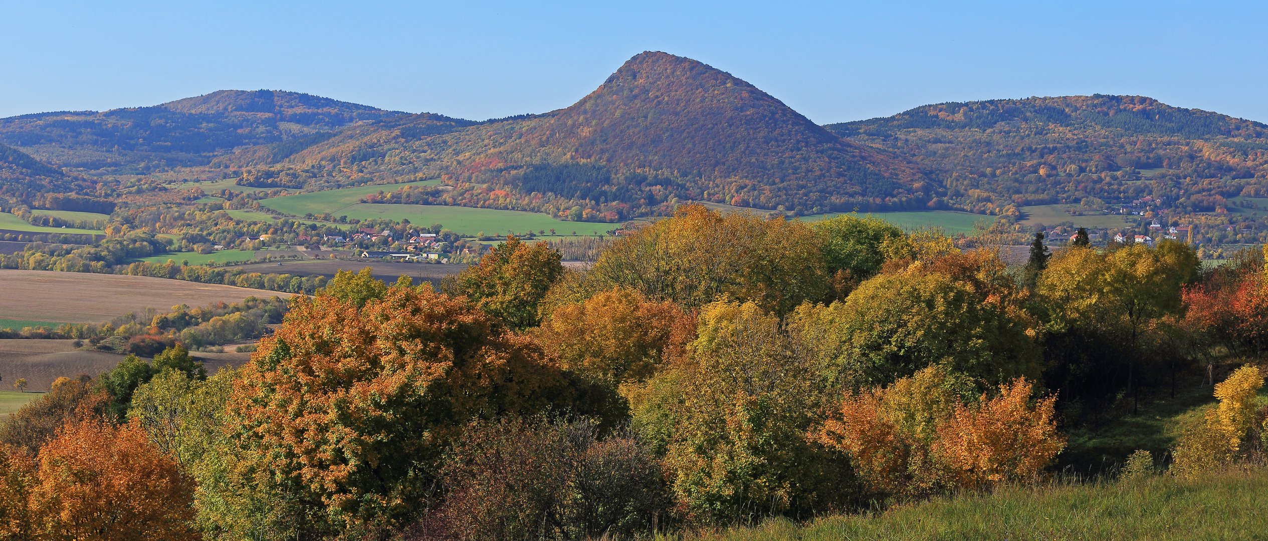 Berge im Böhmischen Mittelgebirge im Herbstkleid 1 Foto & Bild | herbst ...