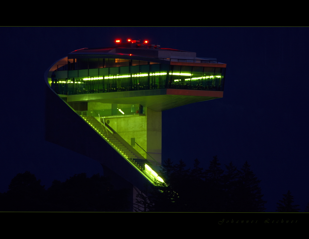 Bergisel-Sprungschanze Foto & Bild | architektur, architektur bei nacht ...