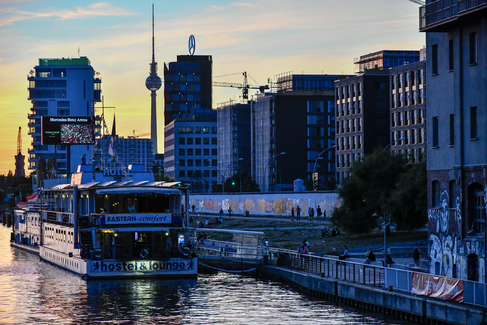 Berlin-F.hain EastSideGallery Blaue Stunde Foto & Bild | fotos, city ...