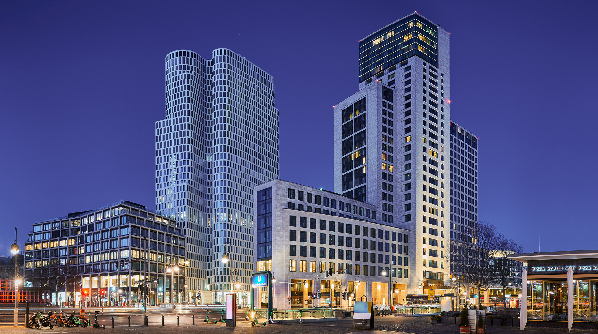 Berlin mit der Upper West am Breitscheidplatz am frühen Morgen Foto ...