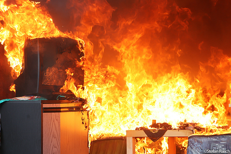 BERLINER FEUERWEHR - Zimmerbrand Foto & Bild | reportage dokumentation ...