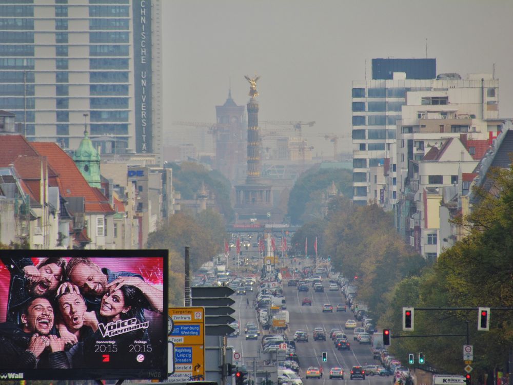 Berliner Smog - Blick vom Th.-Heuss-Platz Richtung Tiergarten/Mitte ...