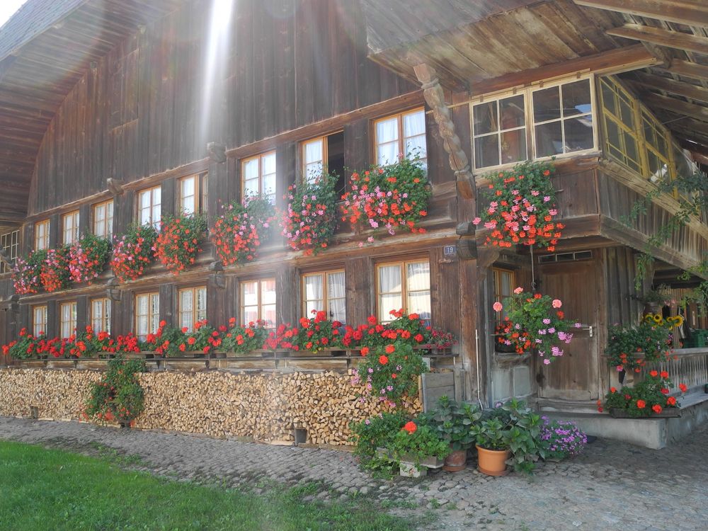 Berner-Bauernhaus Foto & Bild | architektur, ländliche architektur ...