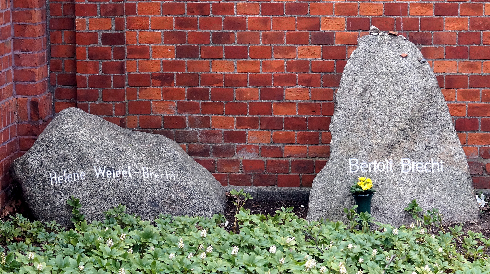 Bertolt Brecht, Helene Weigel Foto & Bild | architektur, friedhöfe ...