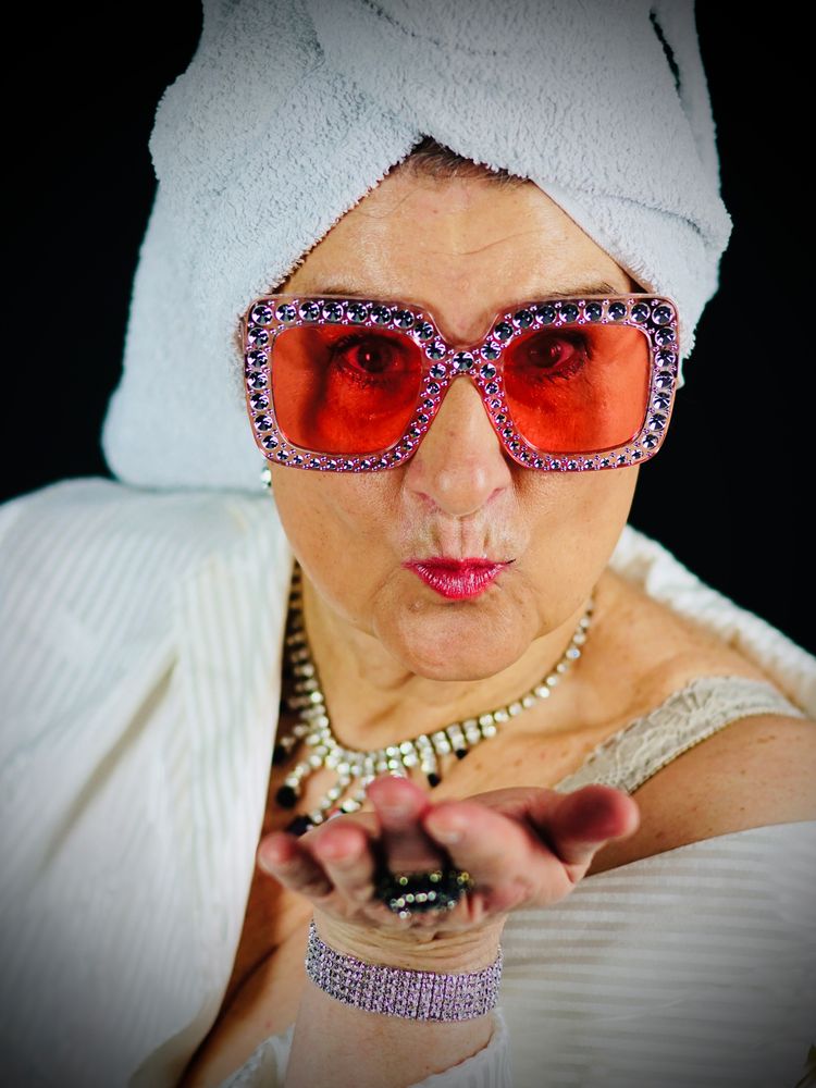 Best Ager.... ein bißchen Spaß muss sein Foto & Bild | portrait, portrait frauen, indoor Bilder ...