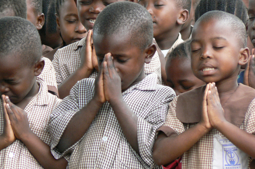 Betende Kinder Foto & Bild | africa, eastern africa, kenya Bilder auf ...