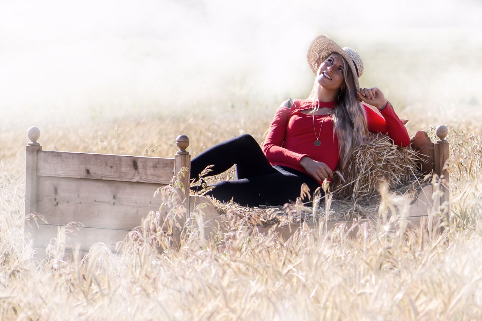 Bett im Kornfeld Foto & Bild | erwachsene menschen, alltagsereignisse, menschen in der freizeit ...