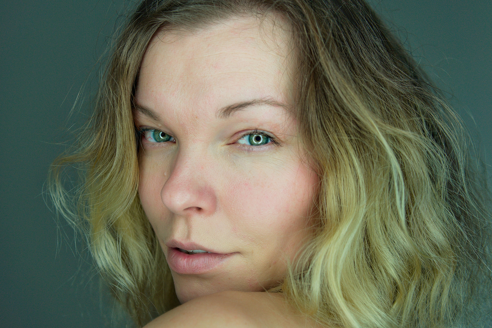 Beware of eye contact Foto & Bild | indoor, woman, girl Bilder auf ...