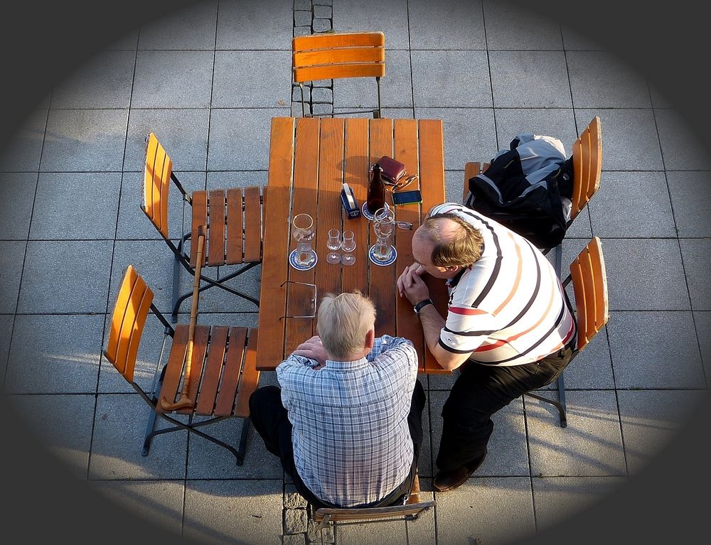 Biergartenromantik Foto & Bild | erwachsene, alltagsereignisse, menschen in der freizeit Bilder ...