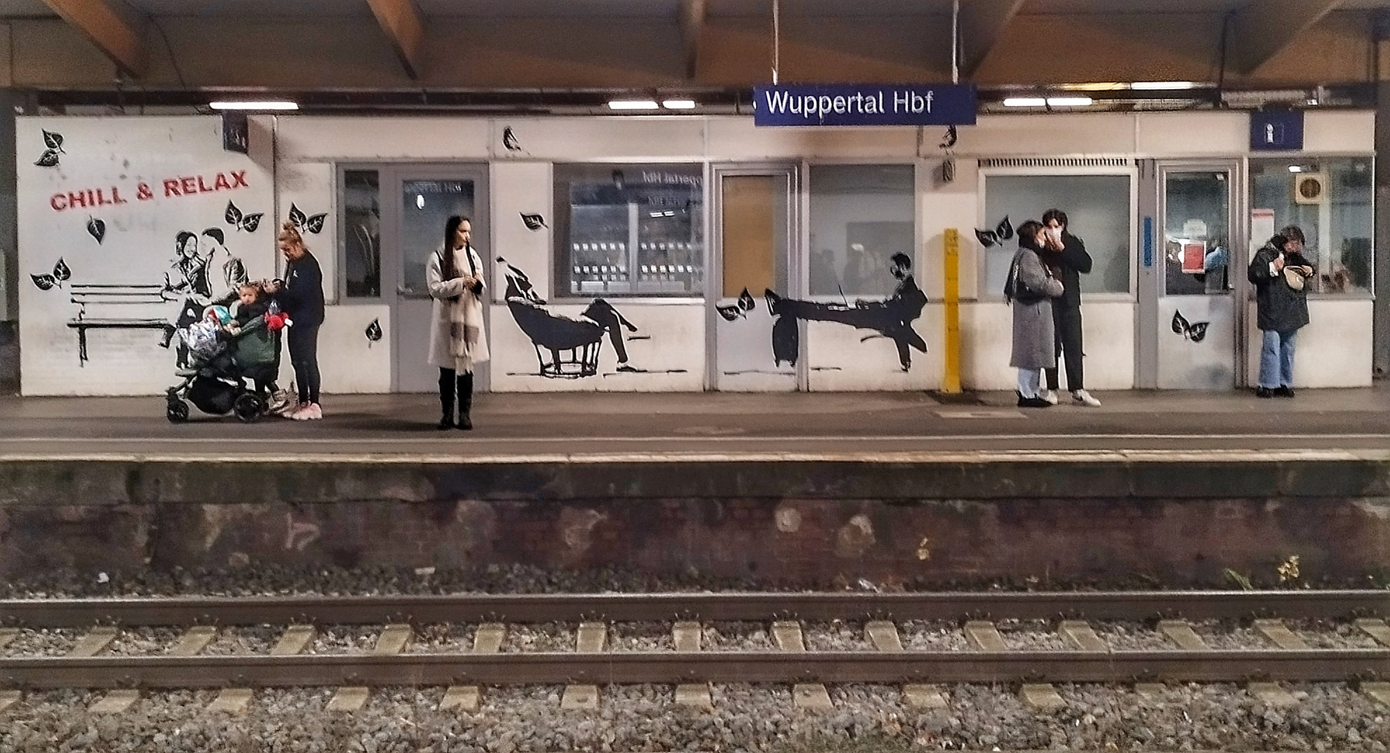 Bitte nehmen Sie Platz 04 - bequeme Wandgemälde versus unbequemer Bahnsteig... Foto & Bild ...