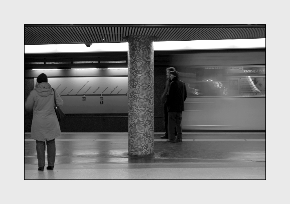 Bitte warten, bitte warten! Foto & Bild | streetfotografie mit menschen, street: spontane ...