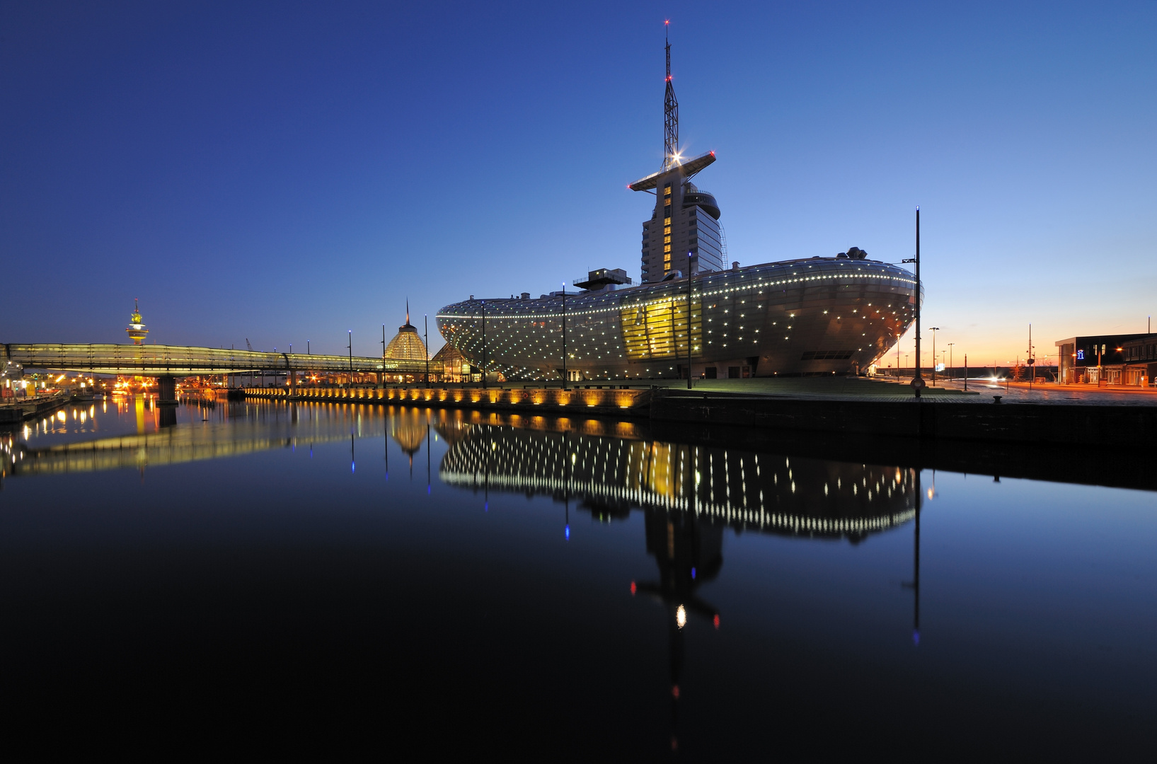 Blaue Stunde Foto & Bild | architektur, architektur bei nacht, blaue ...