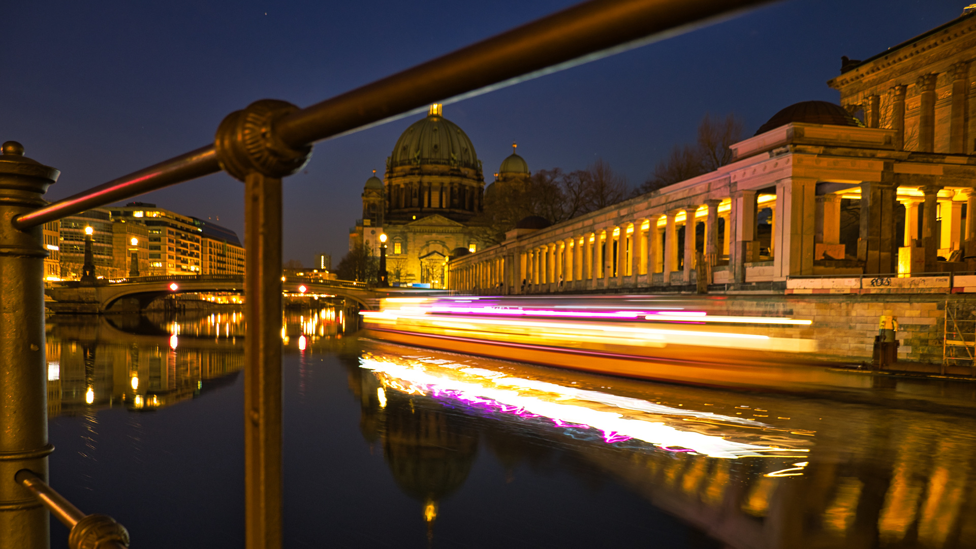 Blaue Stunde Foto & Bild | architektur, nacht, berlin Bilder auf ...