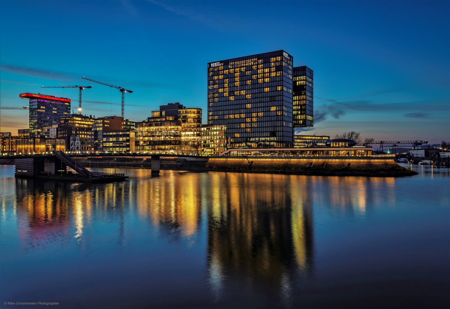 Blaue Stunde Foto & Bild | architektur, architektur bei nacht ...