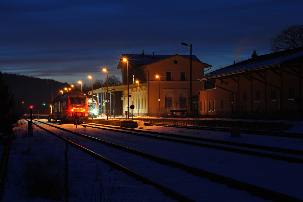 Blaue Stunde am Bahnhof Ellrich. Foto & Bild | züge, personenzüge ...