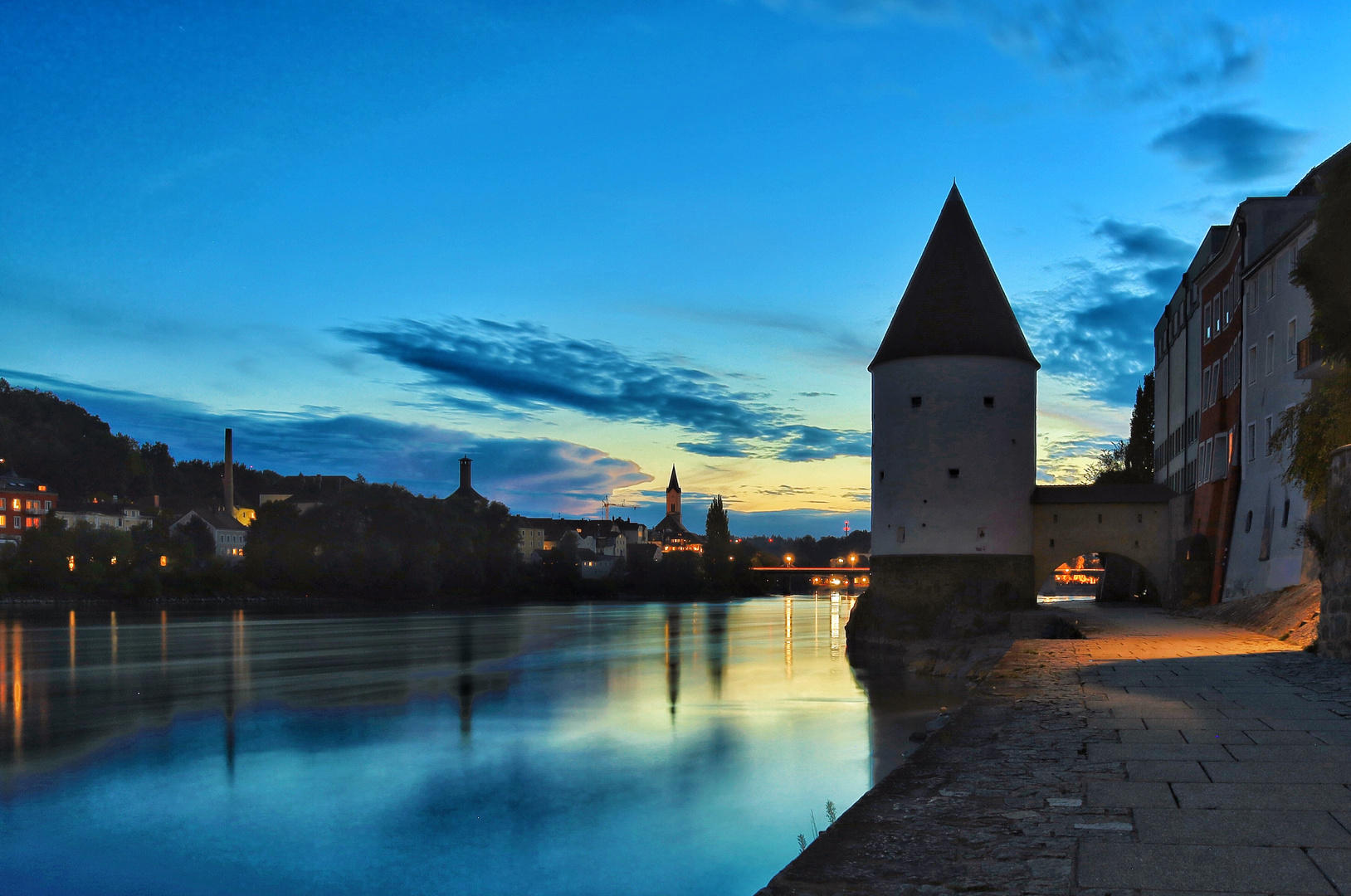 Blaue Stunde am Inn bei Passau Foto & Bild | architektur, architektur ...