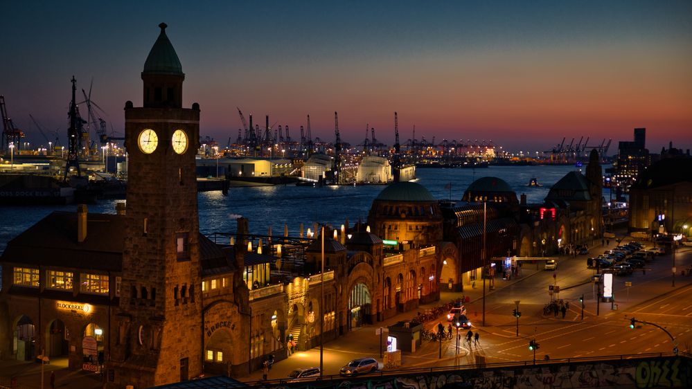 Blaue Stunde an den Landungsbrücken... Foto & Bild | architektur ...