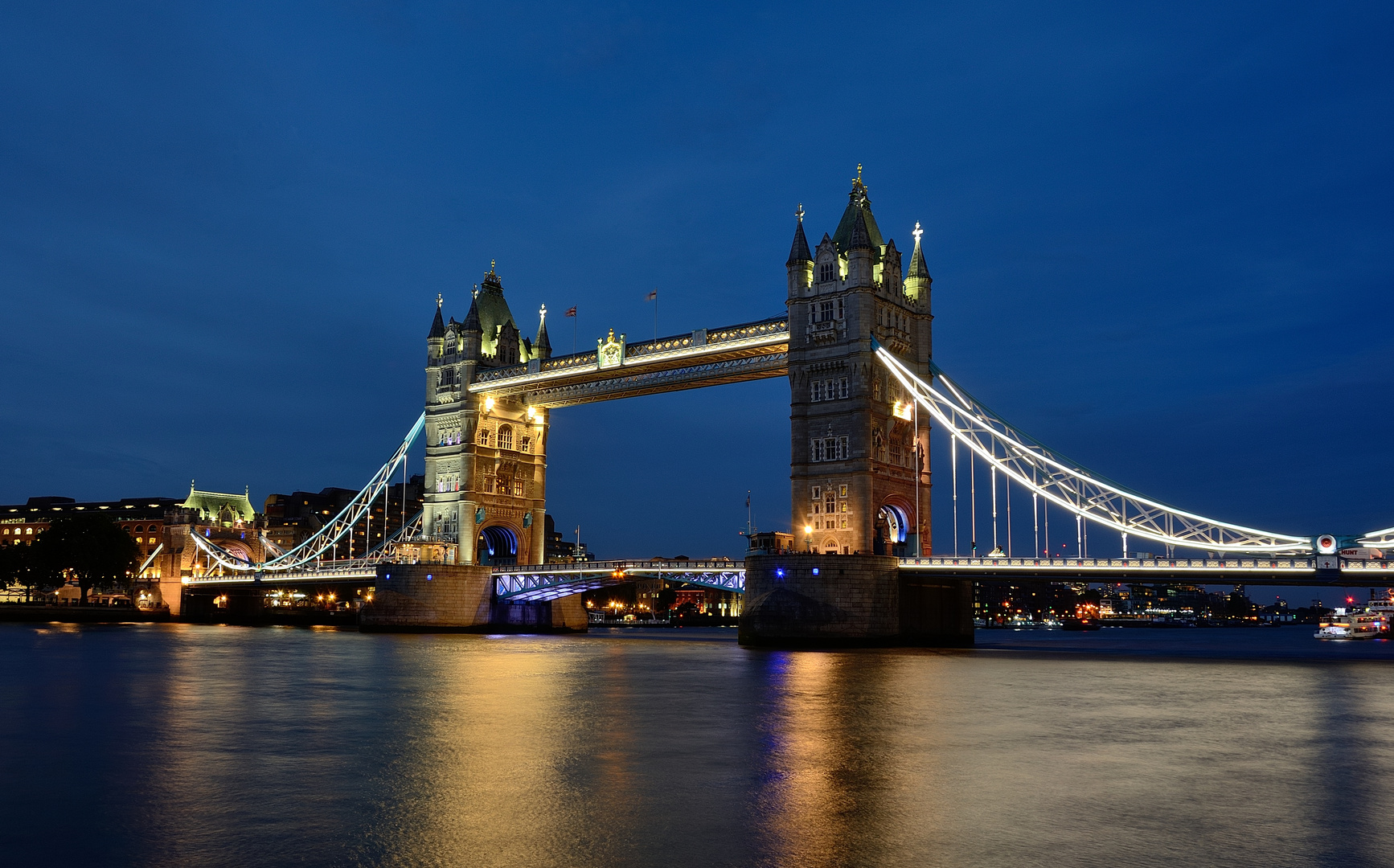 blaue Stunde an der Themse Foto & Bild | architektur, england, tower ...
