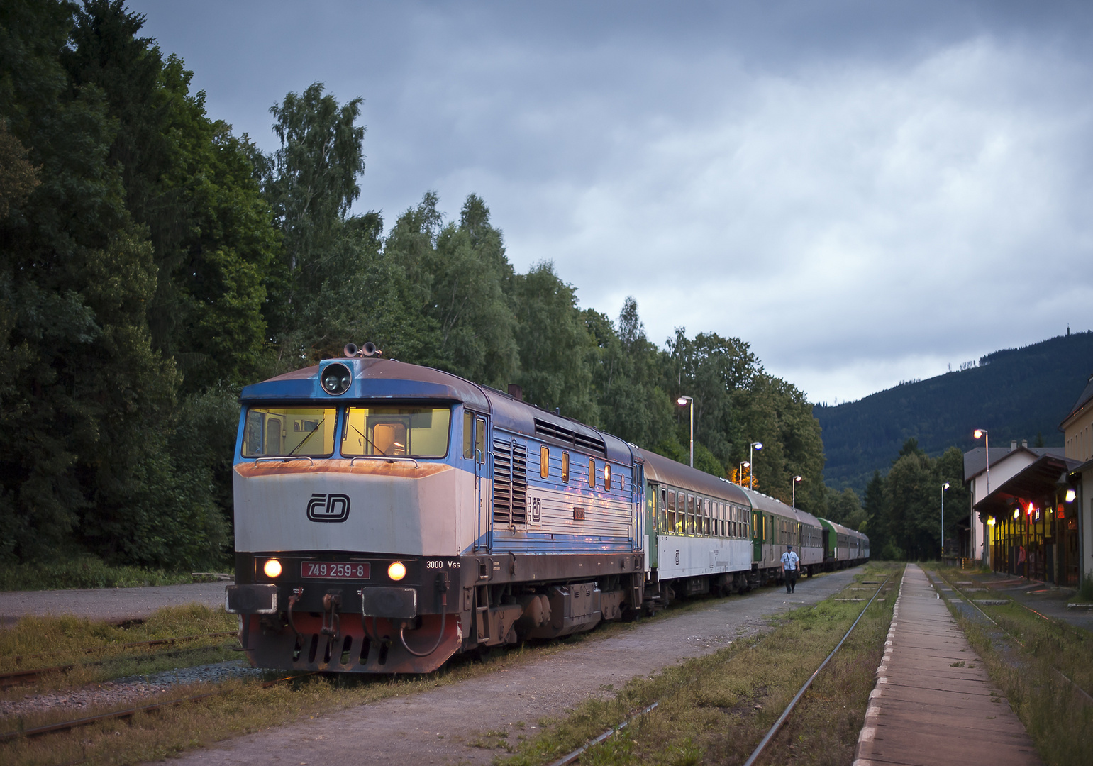 Blaue Stunde im Altvater Foto & Bild | eisenbahn, osteuropäische ...