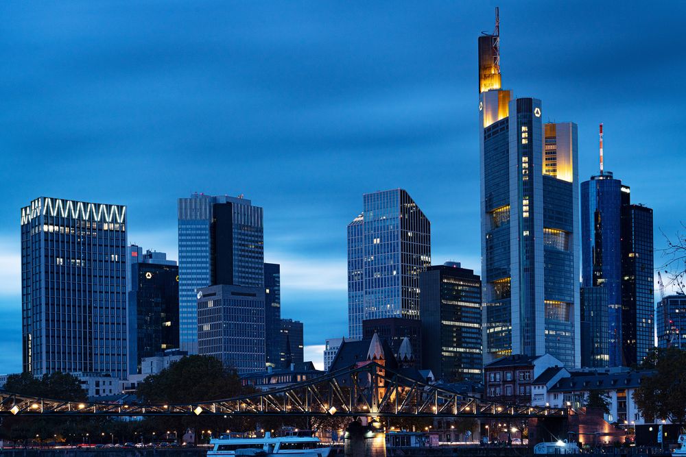 Blaue Stunde in Mainhattan Foto & Bild | outdoor, architektur ...