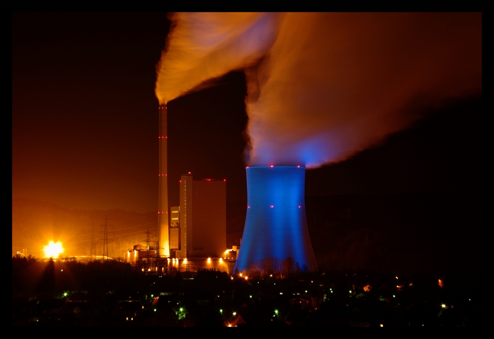 Blauer Riese Foto & Bild | industrie und technik, industrie nachts ...