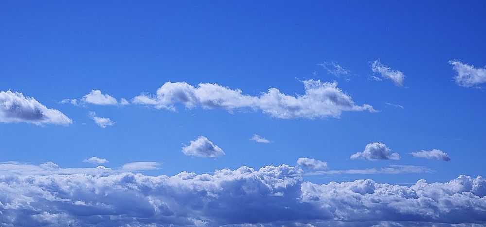 blauer Wolkenhimmel über dem blauen Montag Foto & Bild | wolken, himmel ...