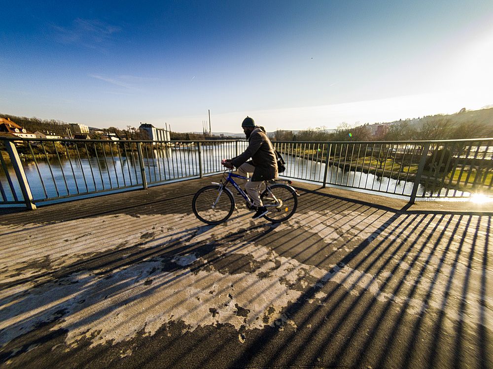 Blaues Fahrrad, über dem Main... Foto & Bild | erwachsene menschen, streetfotografie mit ...