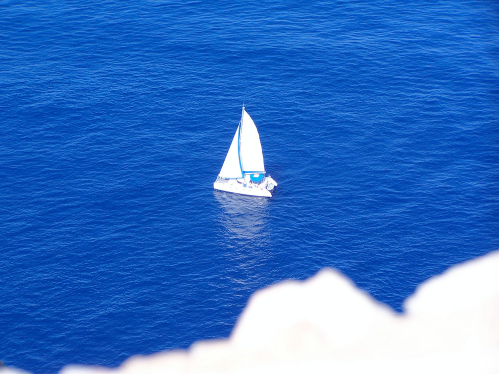 Blaues Meer und weisses Boot Foto & Bild | europe, canary islands die ...