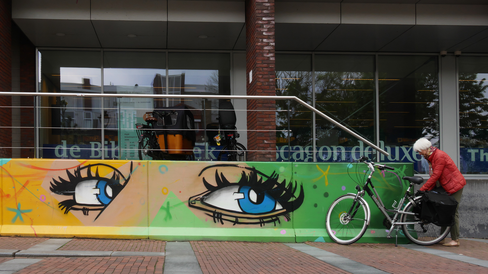 Bleib mir aus dem Blickfeld Foto & Bild | streetfotografie mit menschen, kommunikation; grafik ...