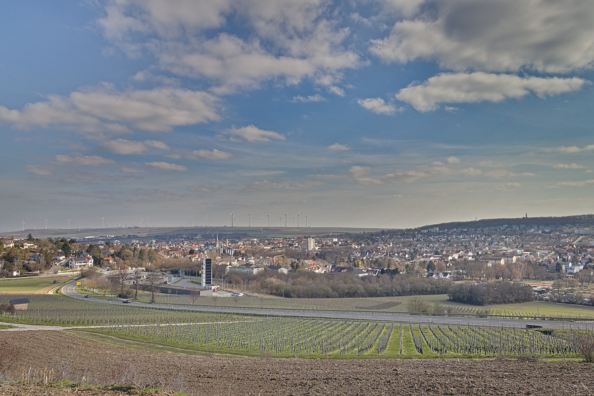 Blick auf Alzey von den Weinbergen Foto & Bild | fotos, himmel, natur ...