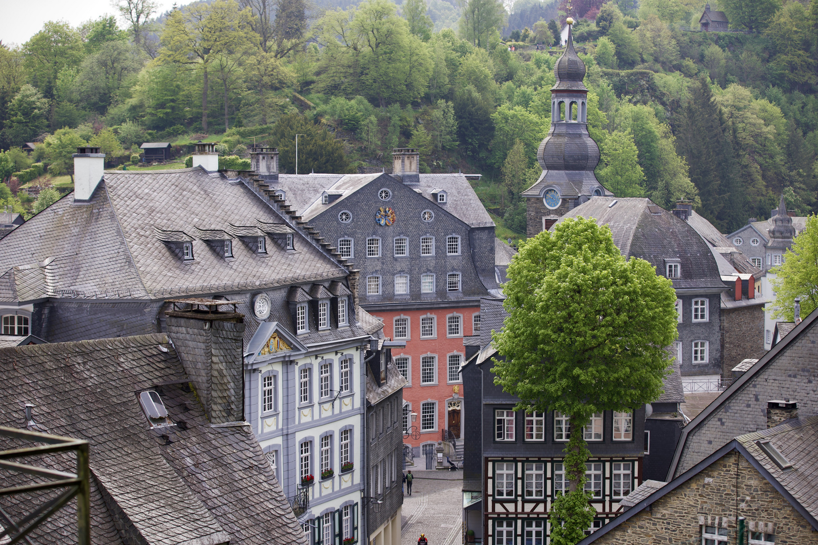 Blick auf das "Rote Haus" in Monschau - Eifel........ Foto & Bild ...