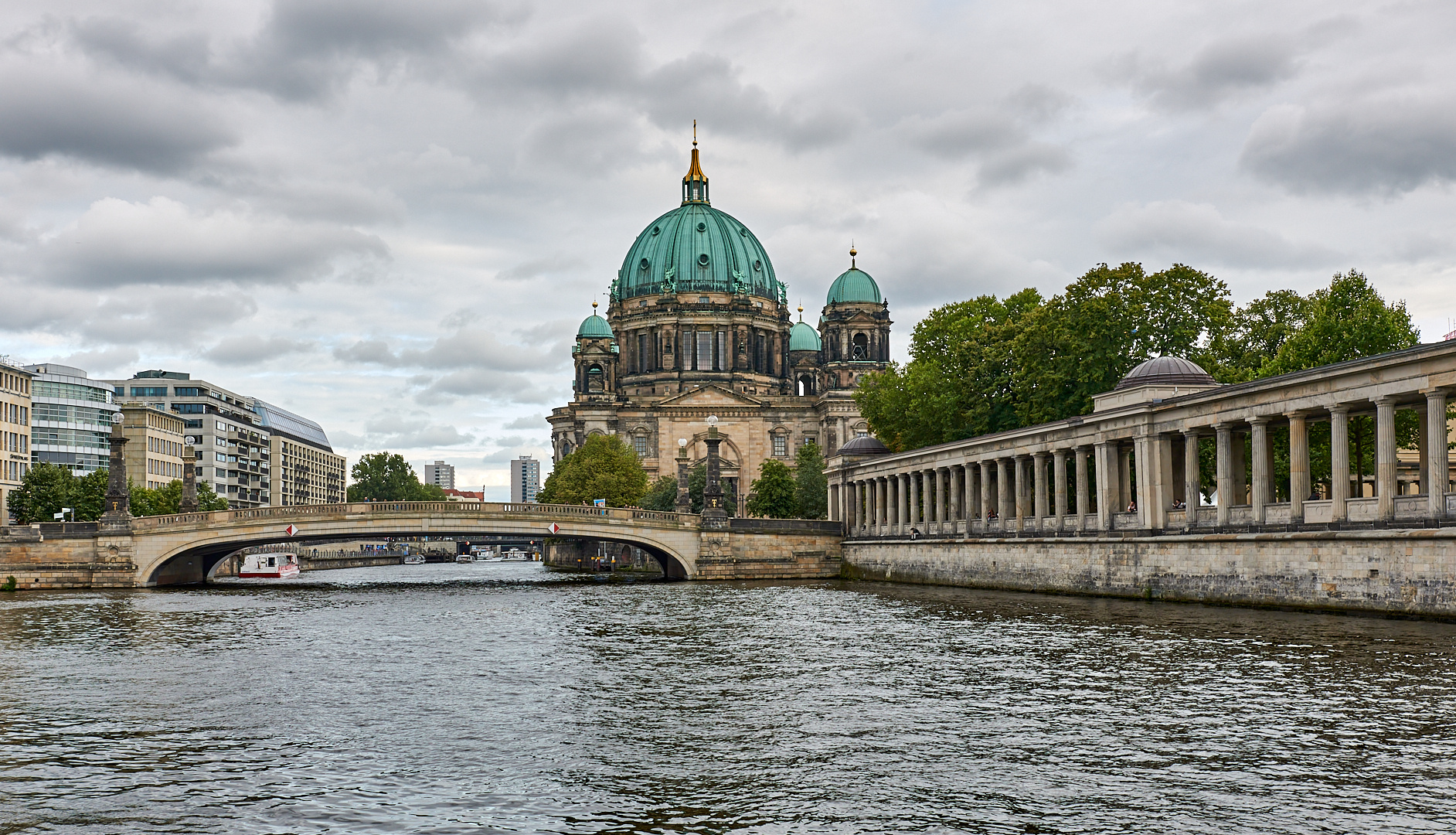 Blick auf den Berliner Dom, mit Durchblick auf die Spree, der Dom liegt ...