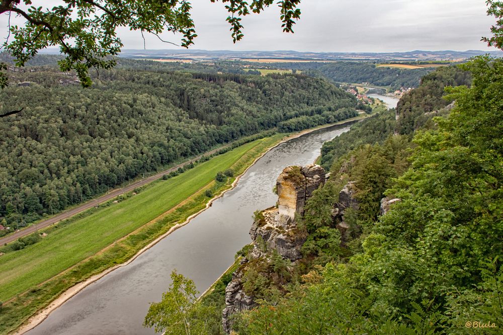 Blick auf den Wartturm über dem Elbtal Foto & Bild | elbe, landschaft ...